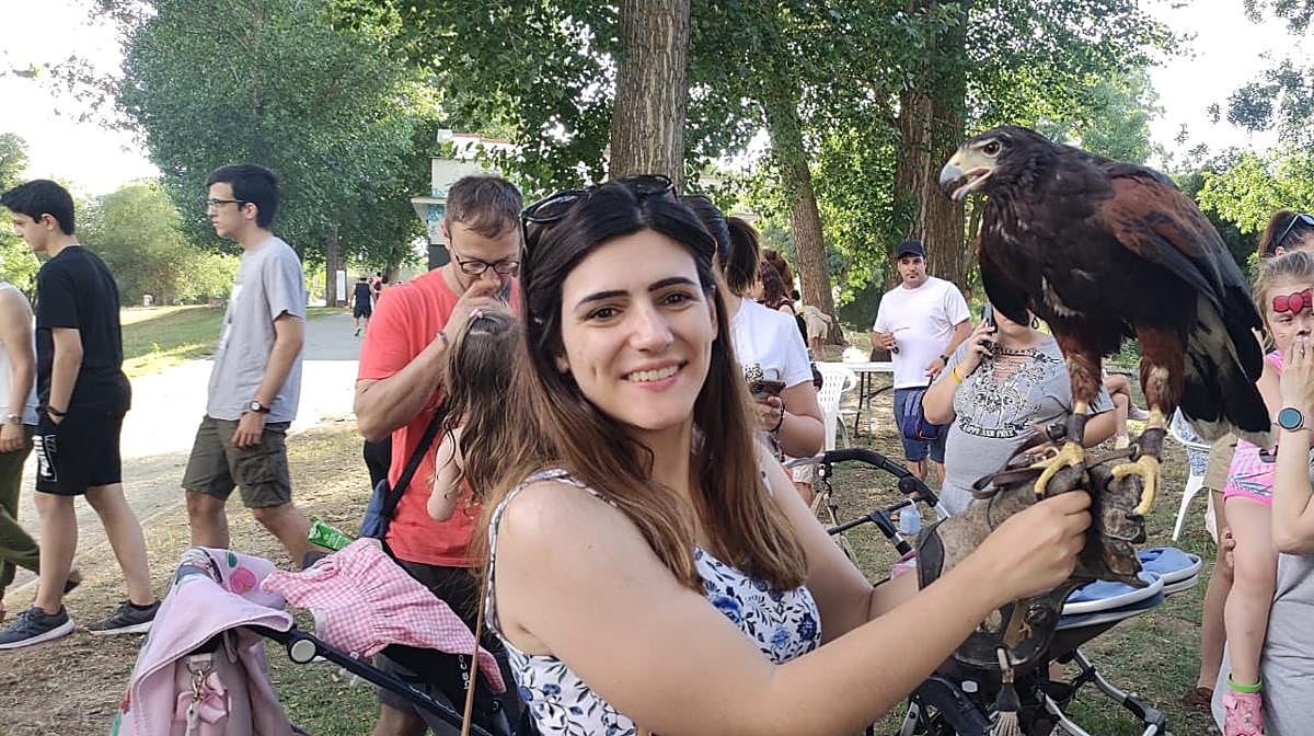La exhibición de aves rapaces triunfa en la feria de la Isla del Soto de Santa Marta | La Gaceta ...